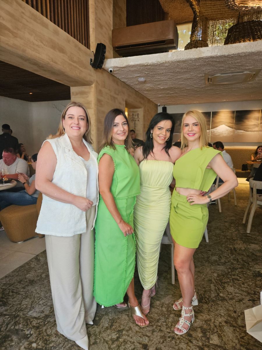 Katianne Wirna é surpreendida com festa de aniversário organizada por grupo de amigas - Frisson ...